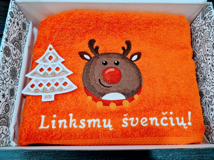 Siuvinėtas rankšluostis Rudolfas su siuvinėta egle, dėžutėje ...